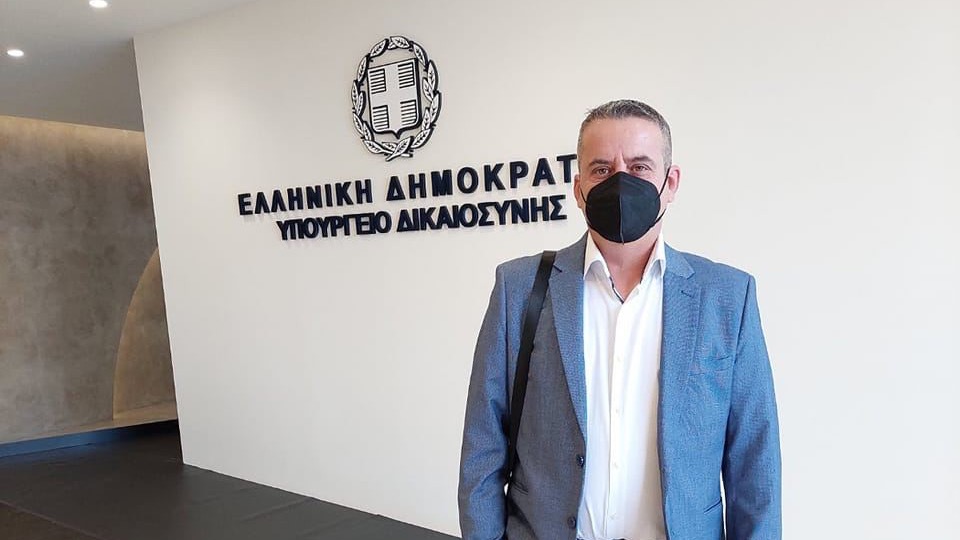 ΑΡΤΑ- Το αντίο του ιατροδικαστή Γιώργου Σιώζου | Δημοτικό Ραδιόφωνο ...